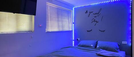 Quarto casal básico | Wi-Fi de cortesia, roupa de cama