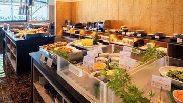 Buffet com diversos tipos de comida e um canto para café.