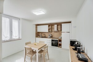 Quarto clássico | Cozinha compartilhada | Geladeira grande, micro-ondas, fogão, cooktop