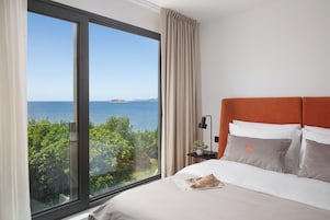 Premium 3 Bedrooms Suite with Balcony, Sea View | Cofre no quarto, cortinas/cortinados opacos, quartos insonorizados 