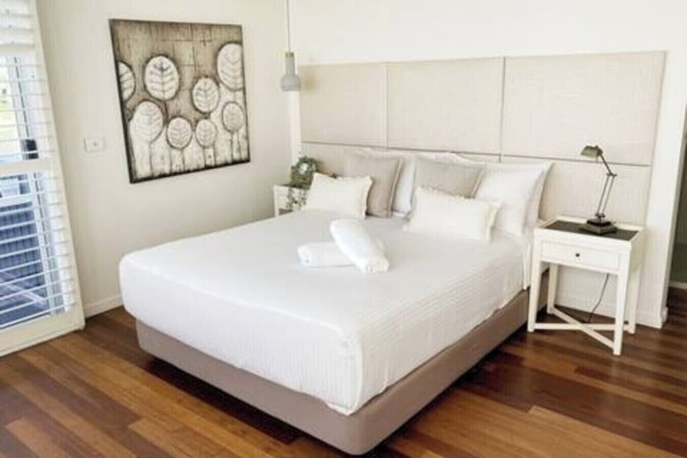 Minyama Magic - Waterfront Stay with Pool & private 12m Pontoon ...