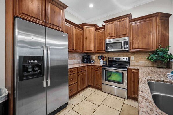 Condo, várias camas, varanda, vista para o jardim (Pool & Sunshine Retreat) | Cozinha privada | Geladeira, micro-ondas, fogão, cooktop