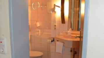 Quarto Individual Básico, 1 cama individual, não fumadores, casa de banho privativa | Casa de banho | Um secador de cabelo, toalhas fornecidas, sabão, champô