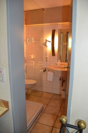 Quarto Individual Básico | Casa de banho | Um secador de cabelo, toalhas fornecidas, sabão, champô