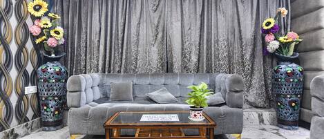 Área de estar no saguão