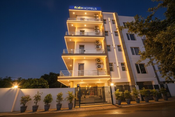 Fabhotel Black Pepper- Nr. Batra Heart & Multispecialty Hospital Faridabad - Faridabad