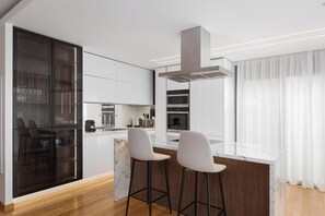 Apartamento Clássico | Cozinha privada | Um frigorífico/congelador grande, um micro-ondas, um forno 