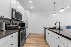 Casa de Férias, várias camas, banheira de hidromassagem grande, vista para a montanha (Sunset Ridge) | Cozinha privada | Um frigorífico, um micro-ondas, um forno, uma placa de cozinha 