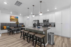 Casa de Férias, várias camas, banheira de hidromassagem grande, vista para a montanha (Sunset Ridge) | Cozinha privada | Um frigorífico, um micro-ondas, um forno, uma placa de cozinha 