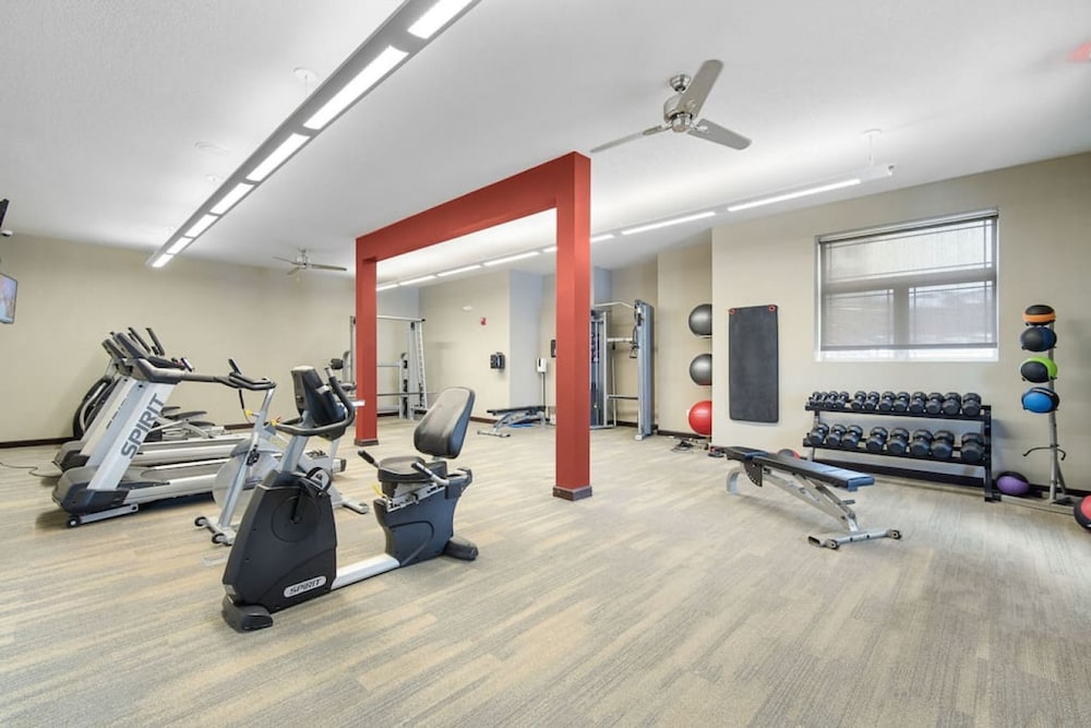 West Des Moines- Garage Gym Pool Jordan Creek - West Des Moines, IA
