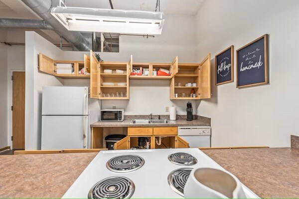 King Bed Great Location - Overland Park, KS