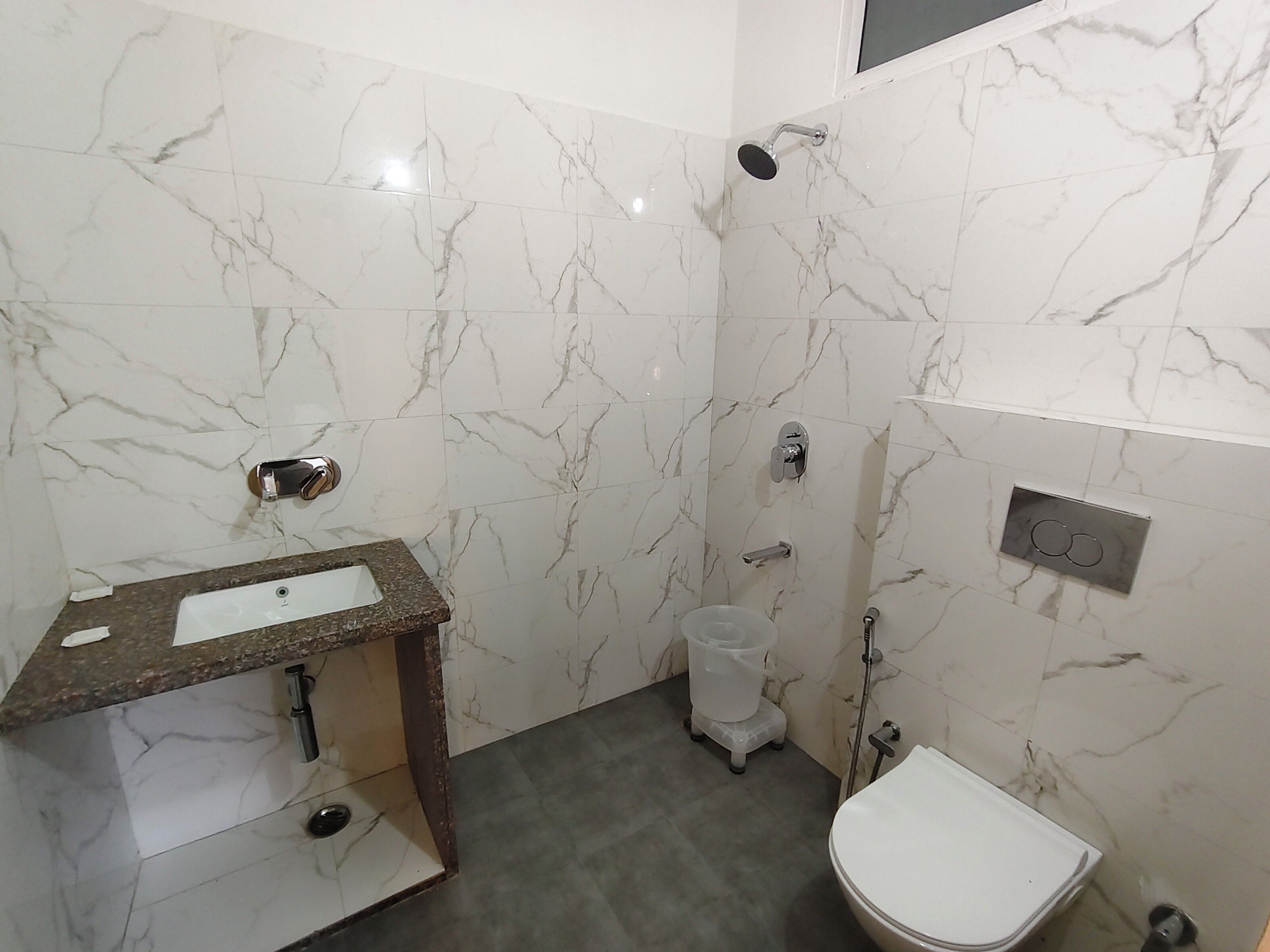 Chuveiro, toalhas de banho, sabonete, shampoo