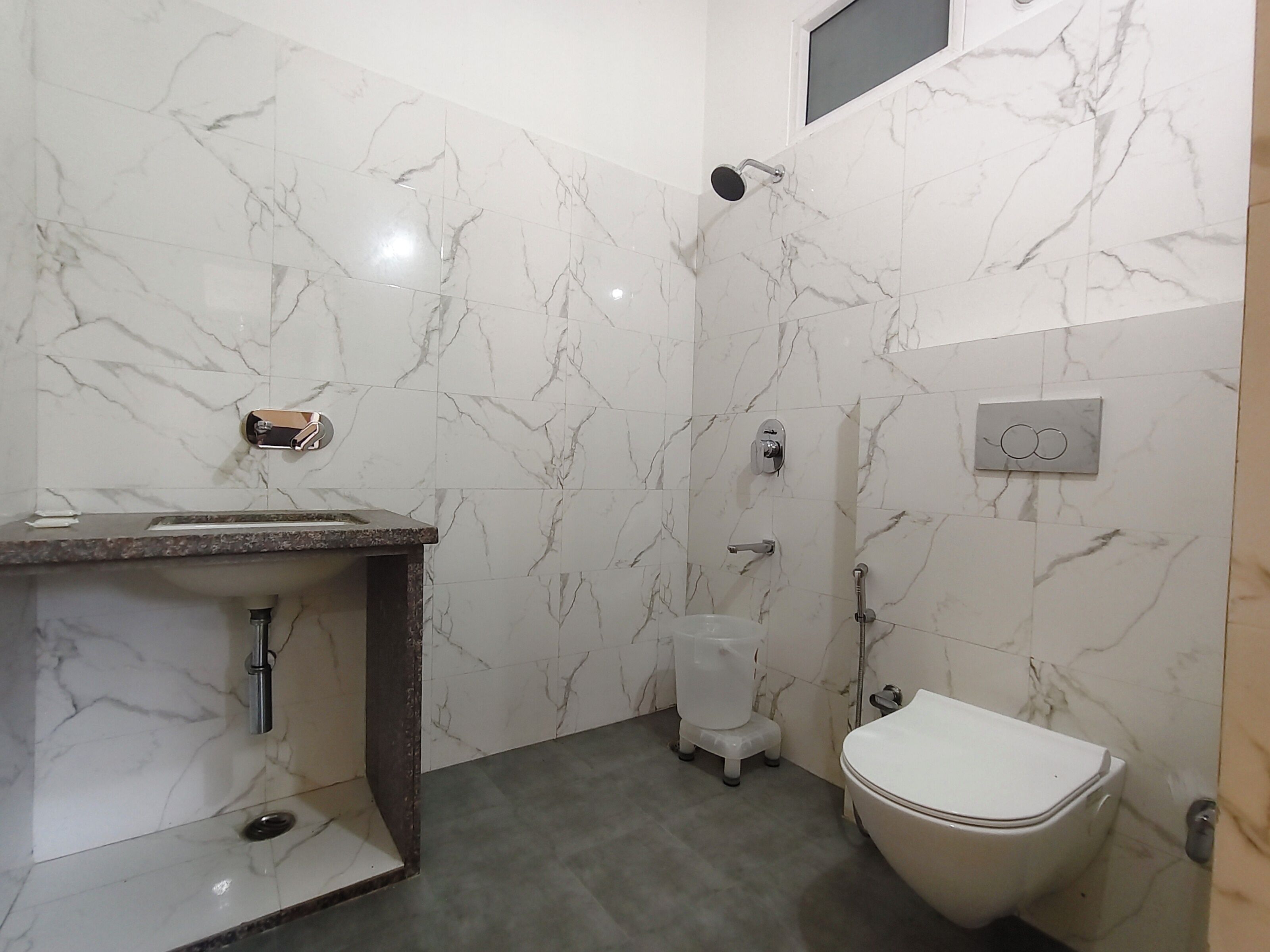 Chuveiro, toalhas de banho, sabonete, shampoo