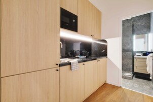 Apartamento | Cozinha privada | Um frigorífico, um micro-ondas, uma placa de cozinha