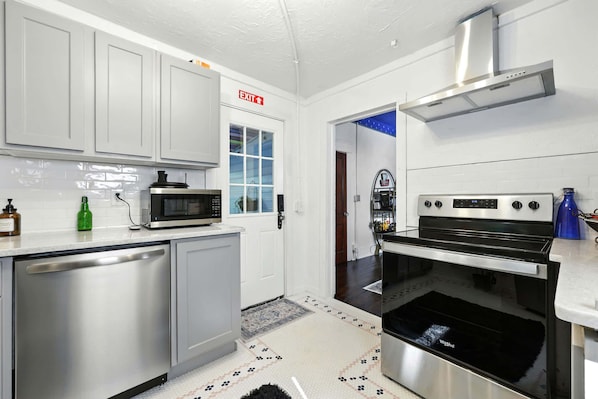 Casa, várias camas, pátio, vista para o jardim (Periwinkle Perch) | Cozinha privada | Um frigorífico, um micro-ondas, um forno, uma placa de cozinha
