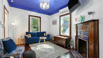 Casa, várias camas, pátio, vista para o jardim (Periwinkle Perch) | Sala de estar | Televisor de ecrã plano de 42 polegadas com canais digitais