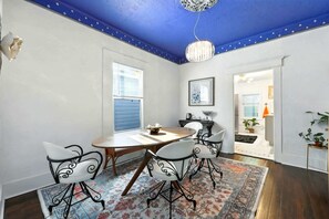 Casa, várias camas, pátio, vista para o jardim (Periwinkle Perch) | Restaurantes