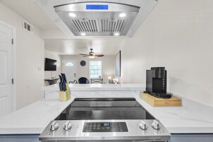 Um frigorífico/congelador grande, um micro-ondas, um forno 