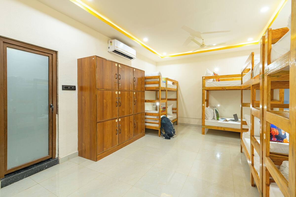 Bed in 8 Bed Mixed Dormitory | Quartos à prova de som, Wi-Fi de cortesia, roupa de cama
