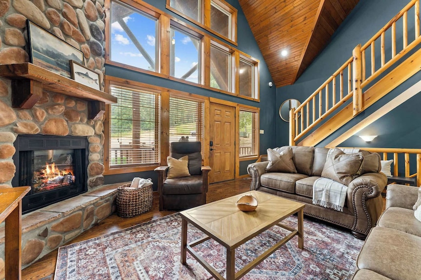 Black Bear Lodge By Silver Dollar City! Hot Tub! - Branson, MO