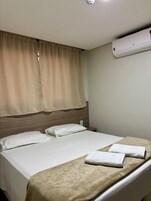 Escrivaninha, quartos à prova de som, Wi-Fi de cortesia, roupa de cama