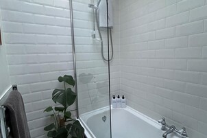 Uma combinação polibã/banheira, uma banheira de imersão total 