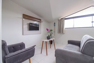 Quarto quádruplo luxo, vista para a cidade | Wi-Fi de cortesia