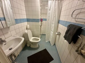 Chuveiro, toalhas de banho