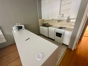 Geladeira, micro-ondas, fogão, cooktop