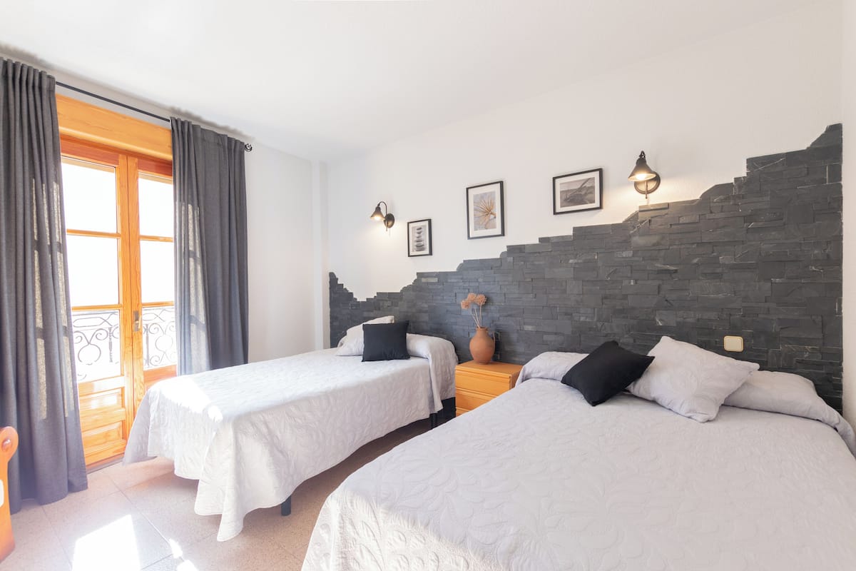 Quarto Triplo | Com decoração personalizada, com mobília individualizada, secretária