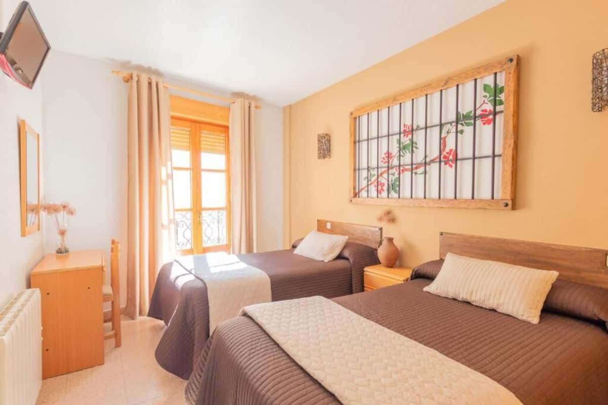 Quarto Duplo ou Twin | Com decoração personalizada, com mobília individualizada, secretária