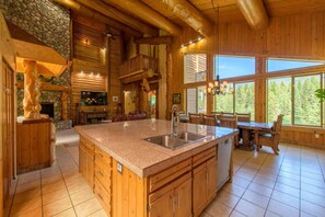 Casa, várias camas, varanda, vista para a montanha (Therriault Pass Sanctuary) | Parte interna