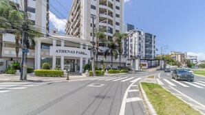 Um edifício de vários andares com uma placa que diz 'ATHENAS PARK'.