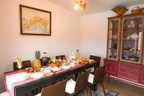 Pequeno-almoço tipo buffet diário (10 EUR por pessoa) 