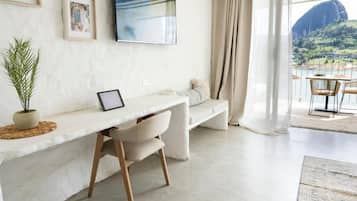 Quarto casal luxo, sacada, vista para o lago | Wi-Fi de cortesia