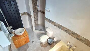 Um polibã, artigos de higiene pessoal grátis, toalhas fornecidas