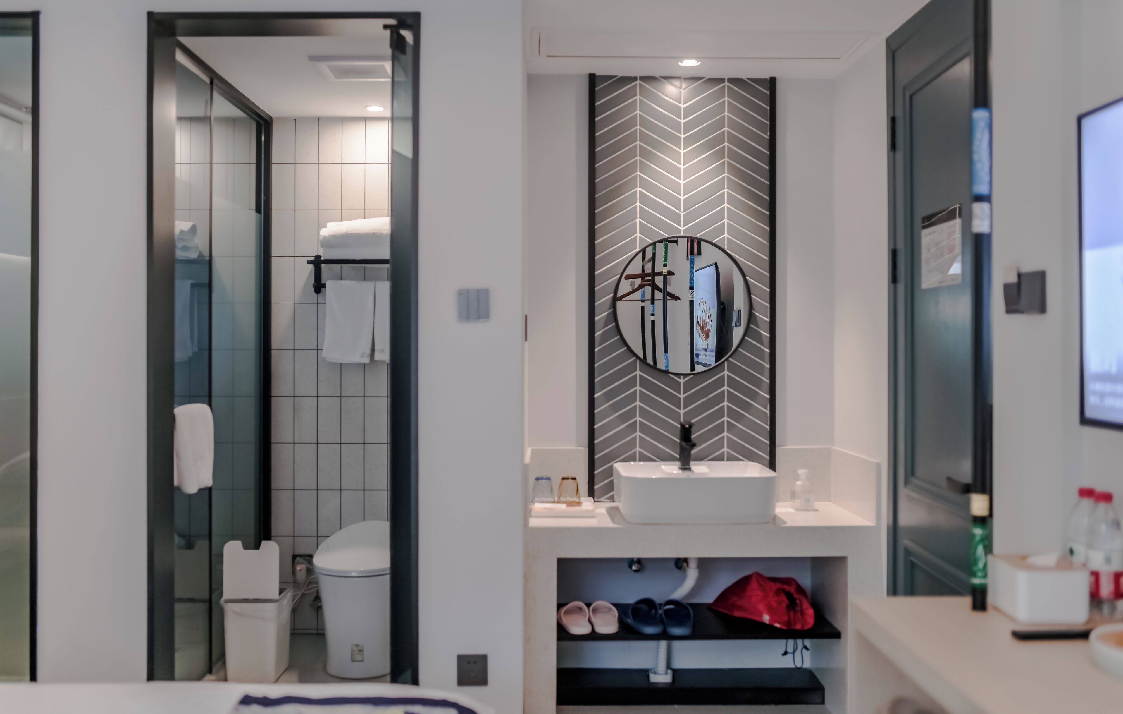 Quarto casal clássico | Banheiro | Chuveiro, chuveiro com efeito de chuva, secador de cabelo, chinelos