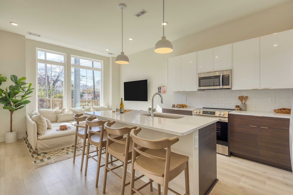 Sleeps 16 2 Modern Townhomes, Minutes To Broadway Lischey & 98 Degrees - Nashville, TN