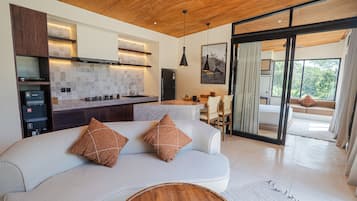 Two Bedroom Alas Pool Villas | Área de estar | Smart TV 43 polegadas com canais digitais, Netflix
