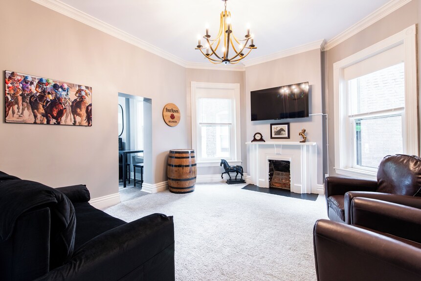 2-bedroom House In Amazing Louisville With 2 King Beds And 2 Pull Out Queens - KFC Yum! Center