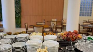 Uma mesa de buffet com diversos alimentos e pratos.