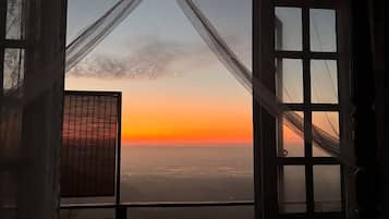 Suíte com design assinado, banheira de imersão, vista para a montanha | Terraço/pátio