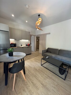 Apartamento, 1 cama Queen | Área de estar