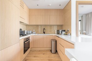 Apartamento Superior | Cozinha privada | Uma cadeira de bebé