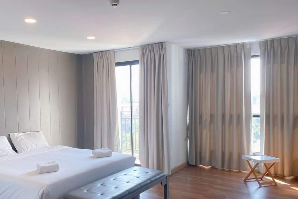 Quarto casal standard | Cofres nos quartos, escrivaninha, cortinas blackout, Wi-Fi de cortesia