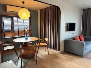 Deluxe Family Room | Sala de estar | Televisor LED de 32 polegadas com canais por cabo