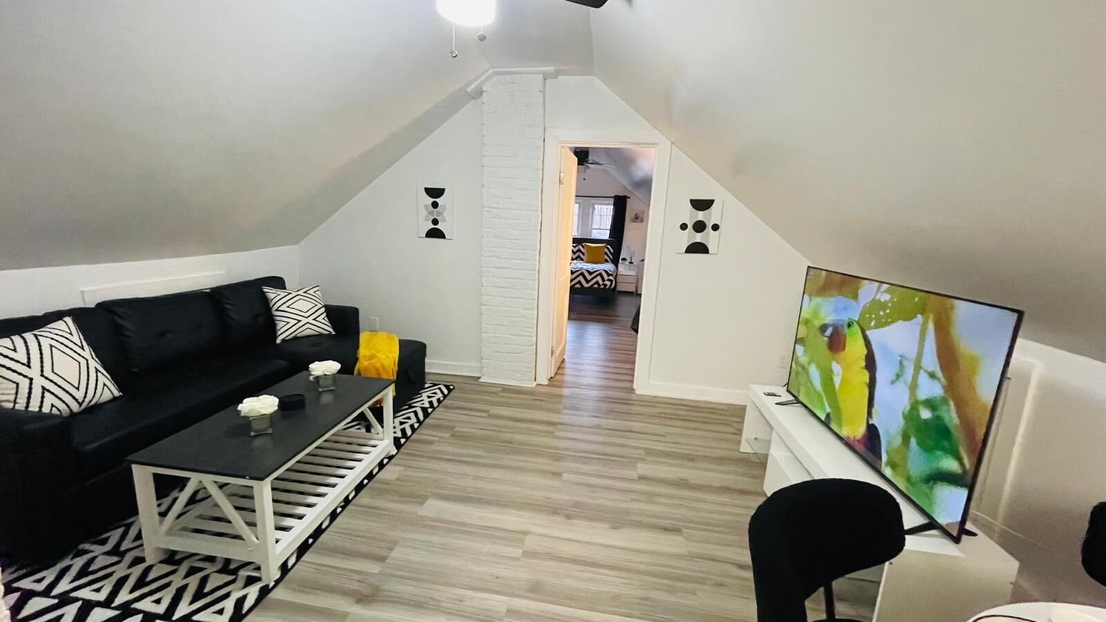 Sunny Lakewood Loft  Your Elevated Getaway - Parma, OH