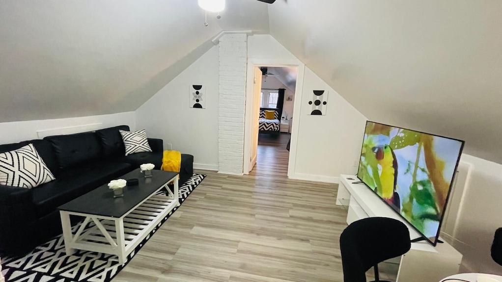 Sunny Lakewood Loft Your Elevated Getaway - Parma, OH