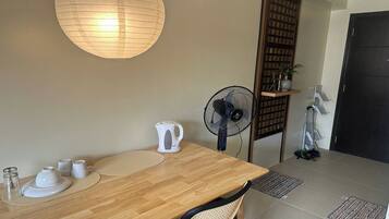 Estúdio | Secretária, secretária adequada para computadores portáteis