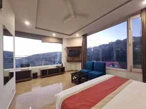 Quarto de Luxo, varanda, vista para a montanha | Secretária, secretária adequada para computadores portáteis